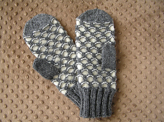 Ravelry: Newfie Mittens pattern by Nadine Reeves