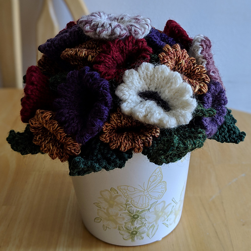 Trumpet flower bouquet completed in half a week : r/knitting