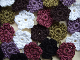 Ravelry: Crochet Daisy Chain Necklace pattern by Suzie Fry